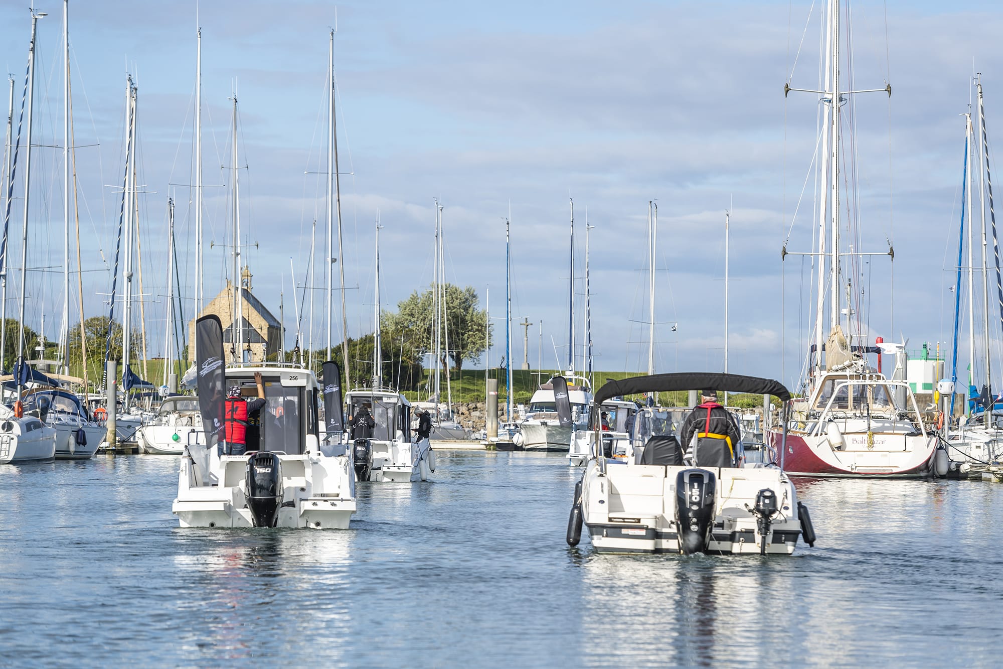 Maneuvering in Confined Spaces - American Boating